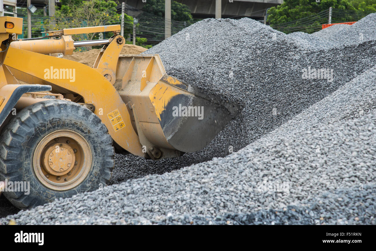 Wheel loader Excavator unloading rock Stock Photo - Alamy