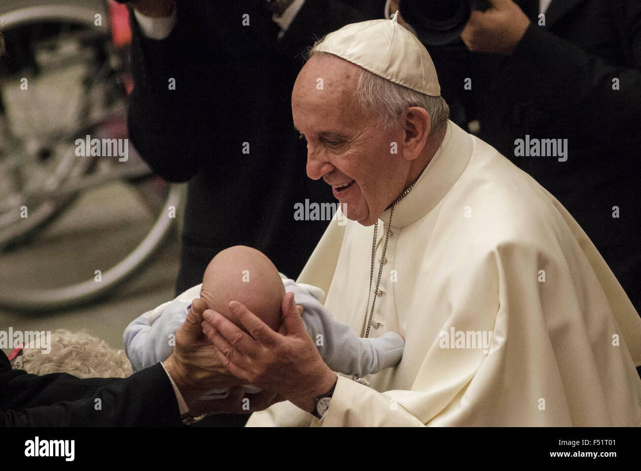 Vatican City, Vatican. 26th Oct, 2015. Pope Francis greets a baby ...