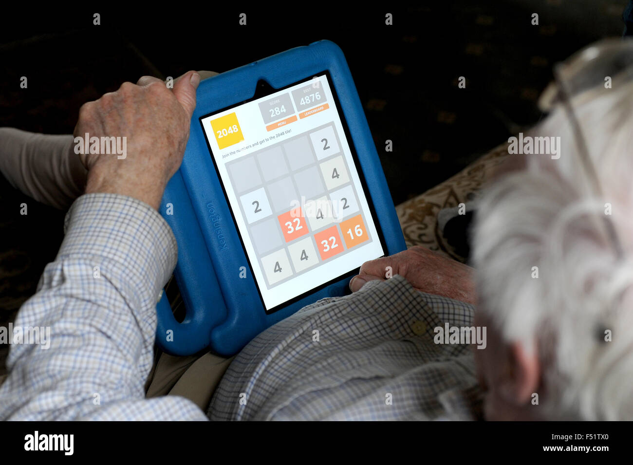 Senior citizen using ipad hi-res stock photography and images - Alamy