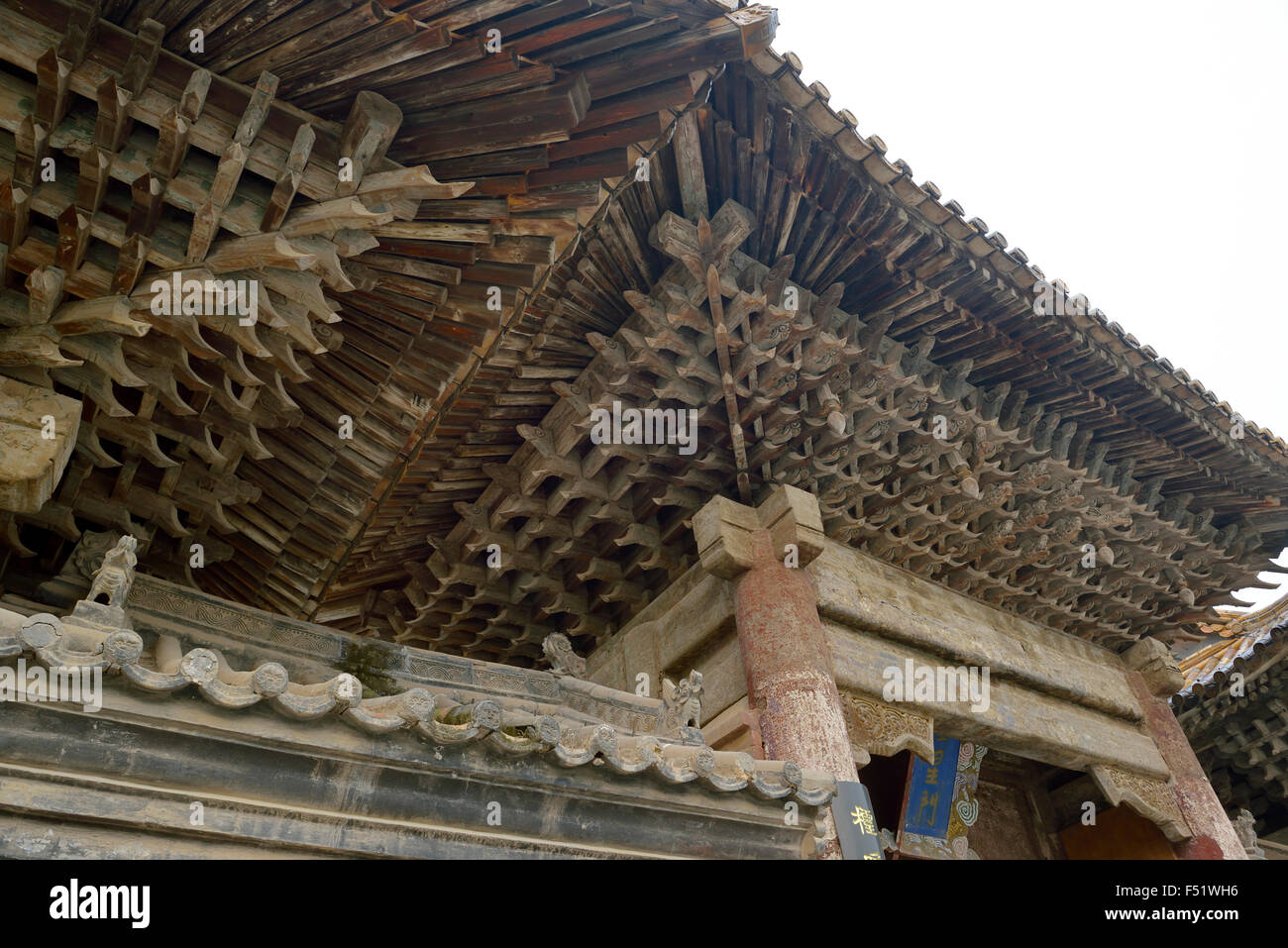 Traditional Dougong. Mount Hua Temple Stock Photo - Alamy