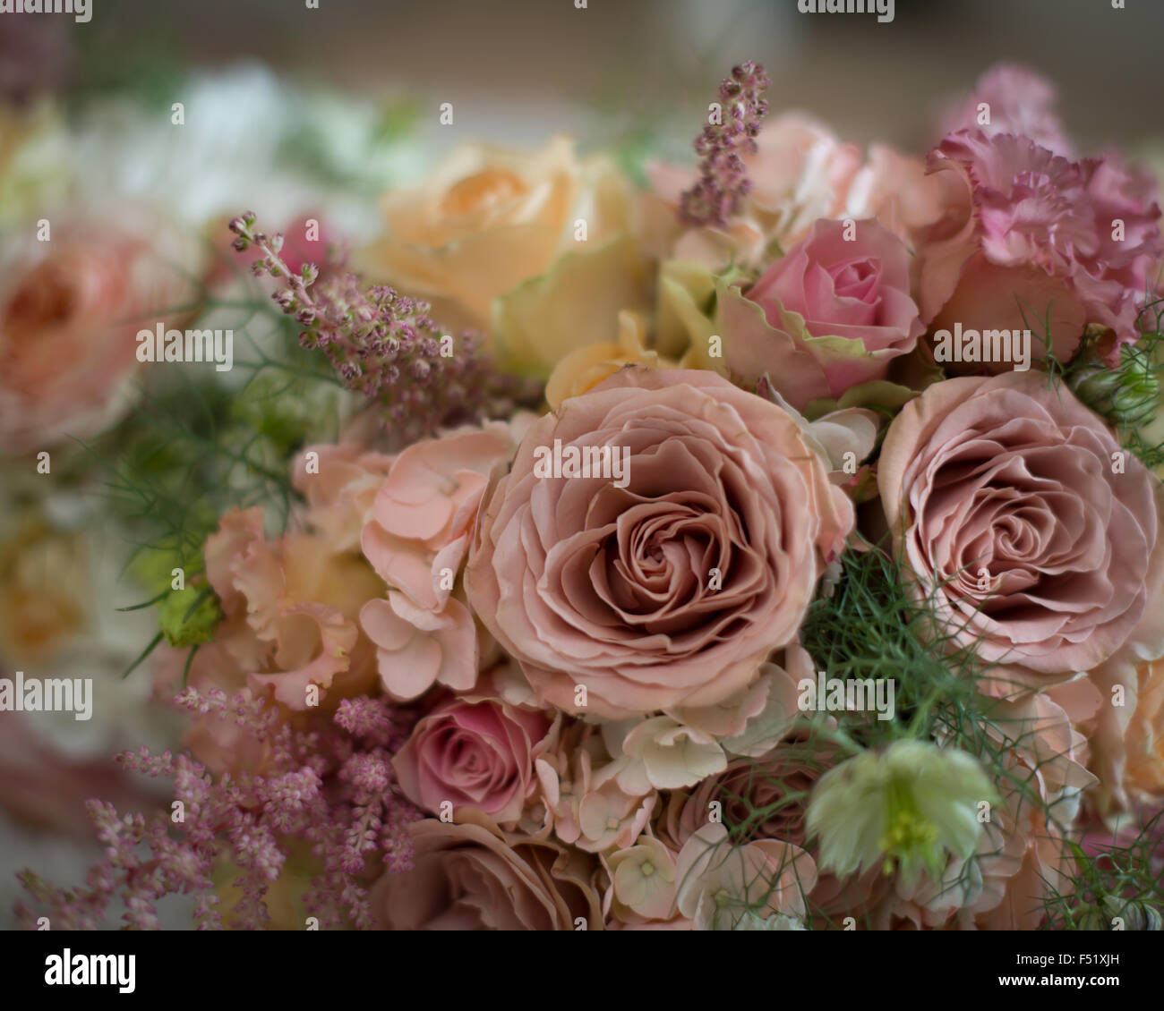 Wedding flowers bouquet cream roses hi-res stock photography and images ...
