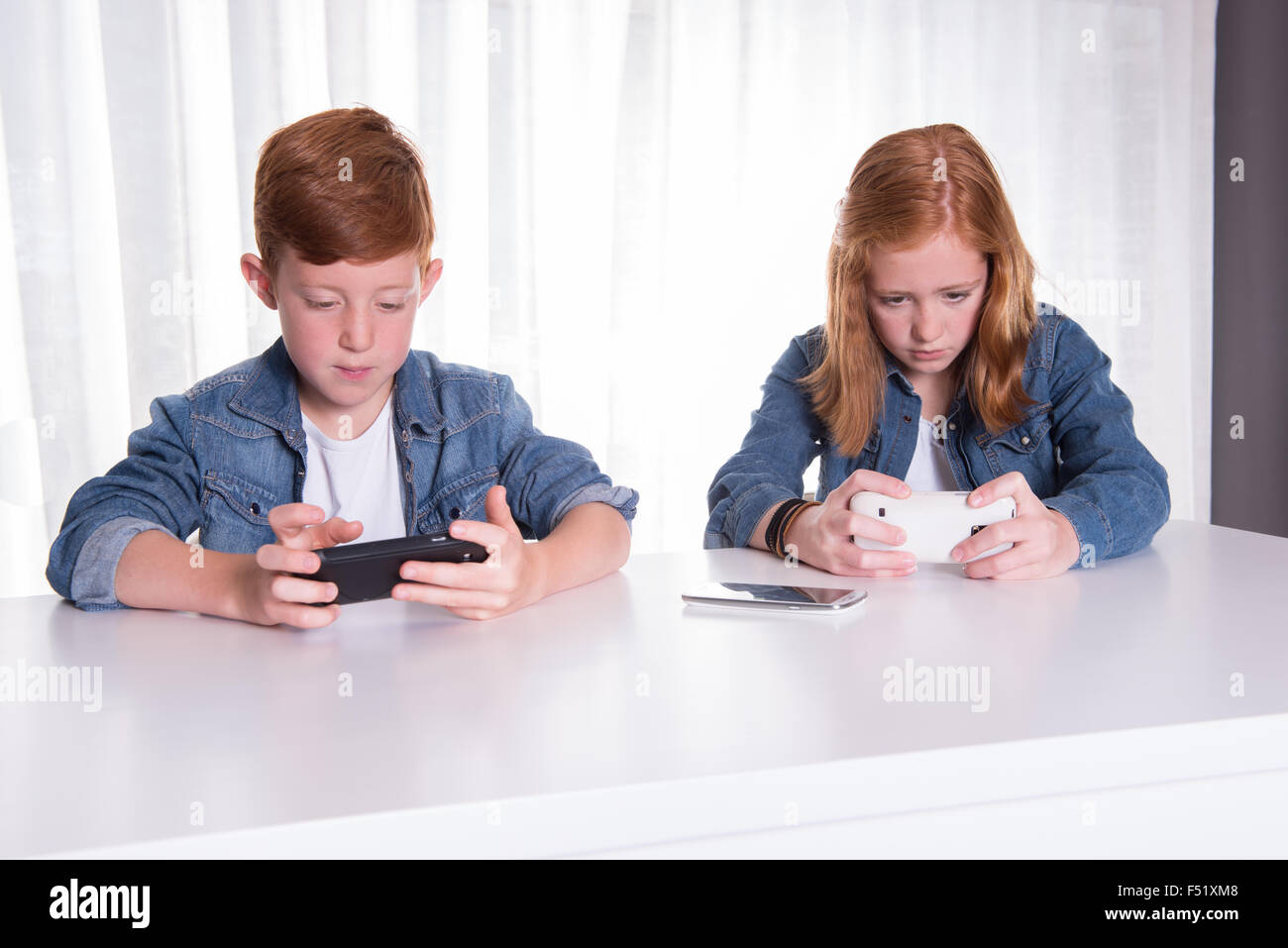 Smartphones children hi-res stock photography and images - Alamy