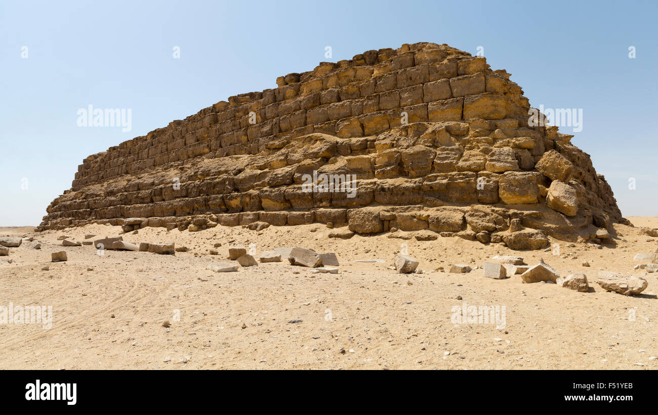 Mastabat al-Faroun the 4th Dynasty Pyramid of Shepseskaf at South ...