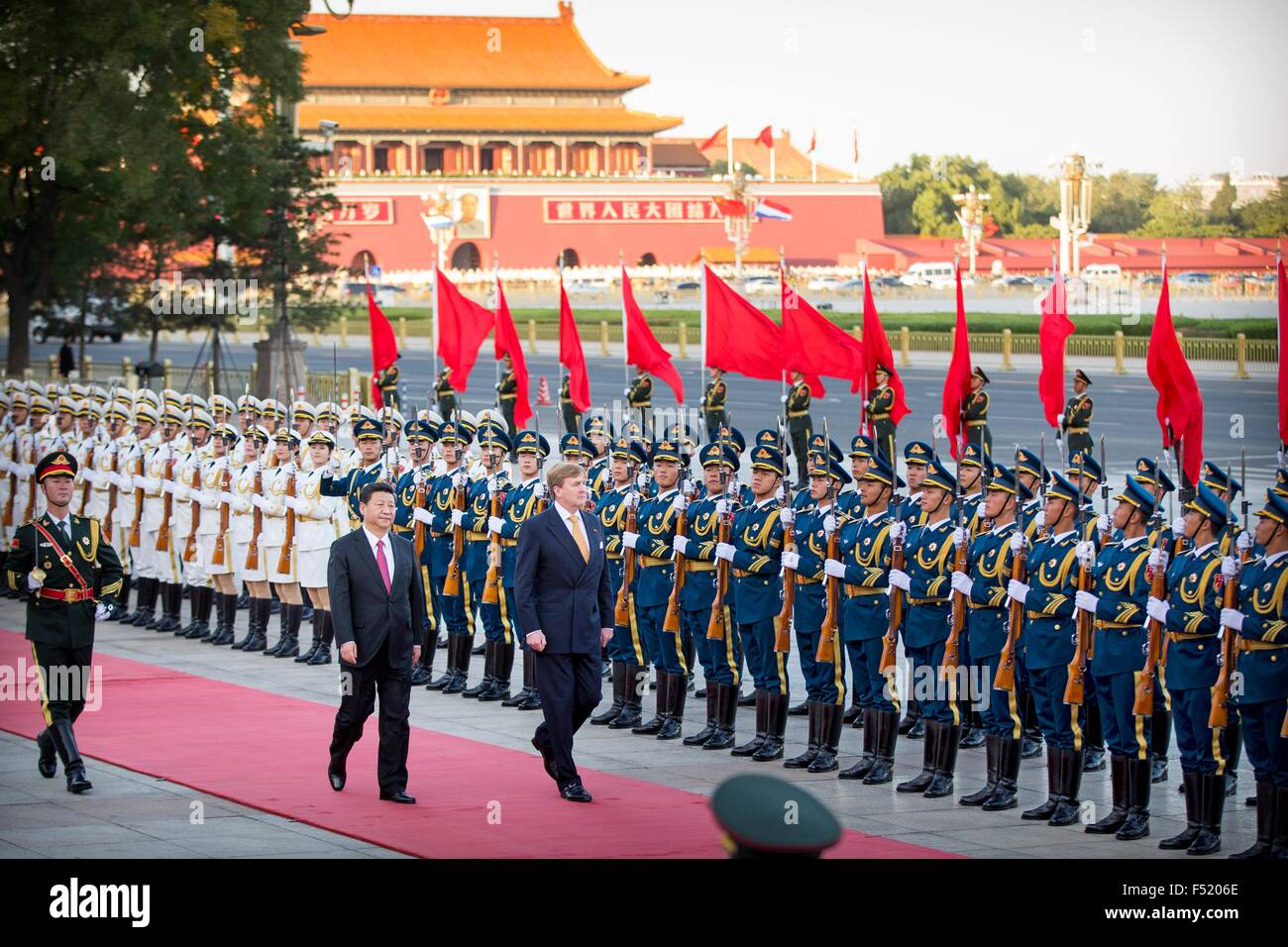 Beijing, China. 26th Oct, 2015. King Willem-Alexander of The Netherlands are welcomed by ...