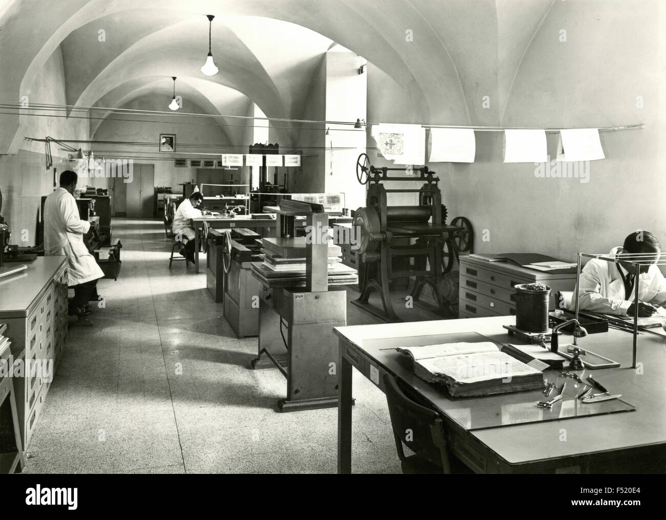 1950s laboratory hi-res stock photography and images - Alamy