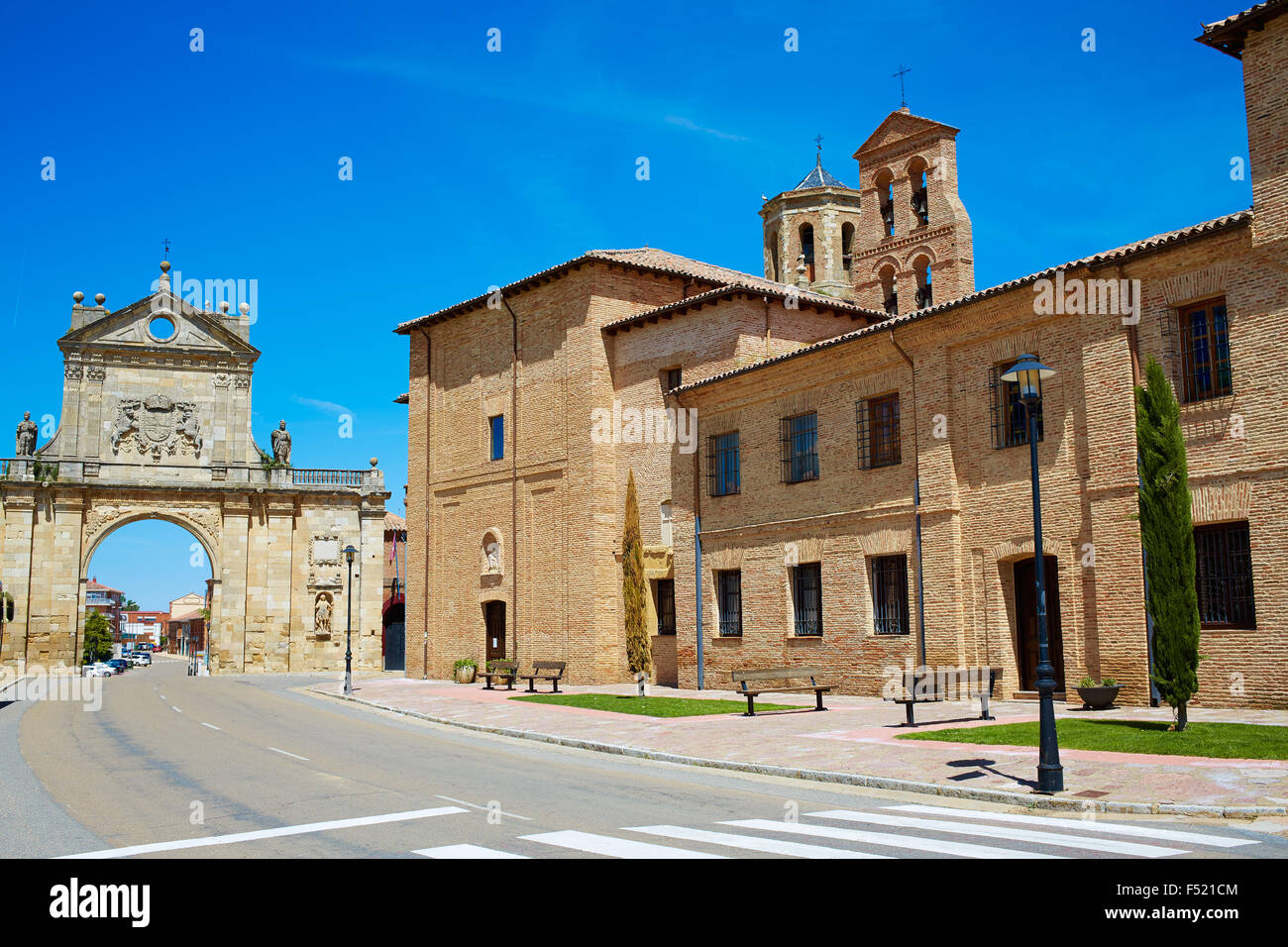 Arch of san benito sahagun leon spain hi-res stock photography and ...