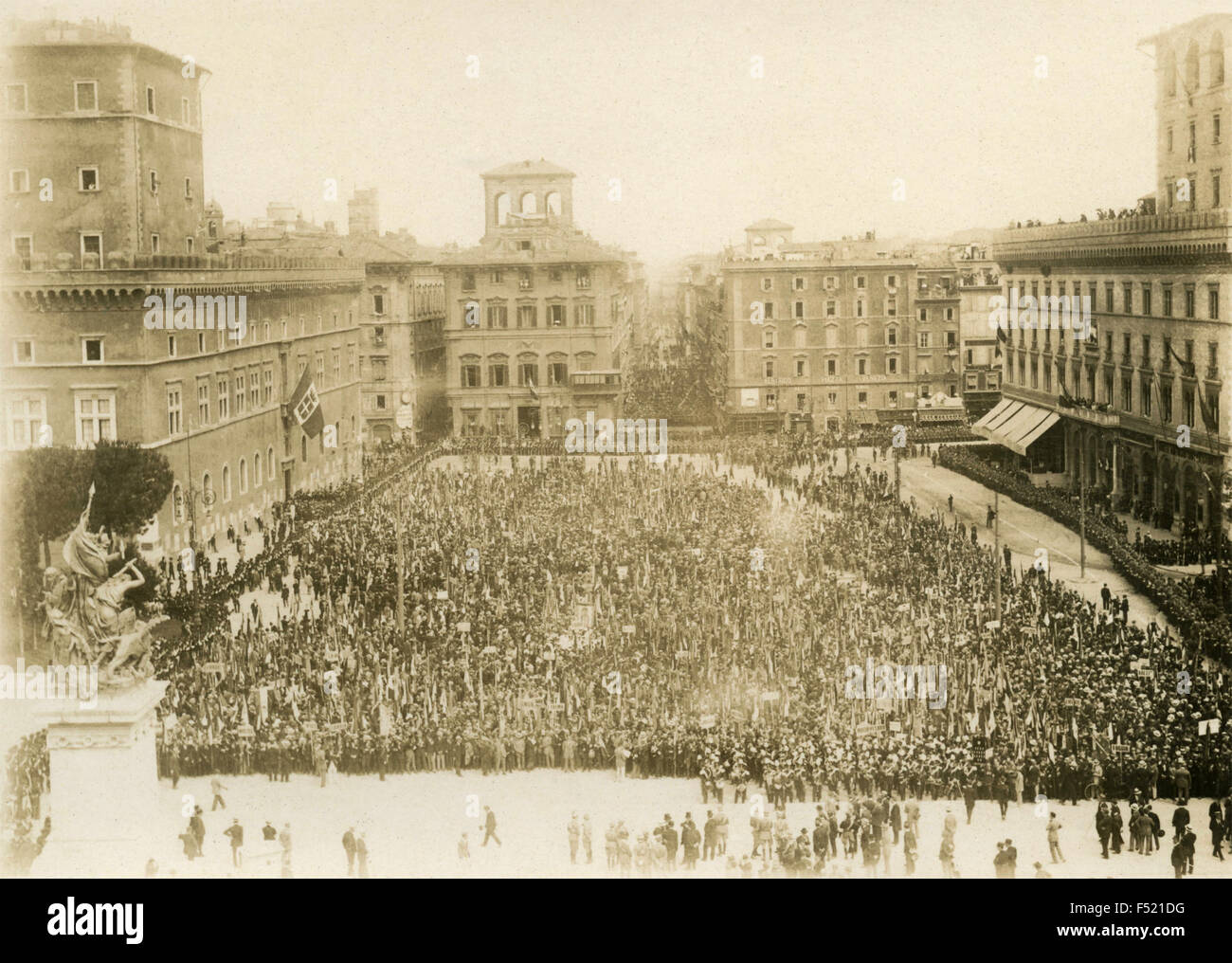 Crowd at Piazza Venezia to listen to Benito Mussolini , Rome, Italy ...