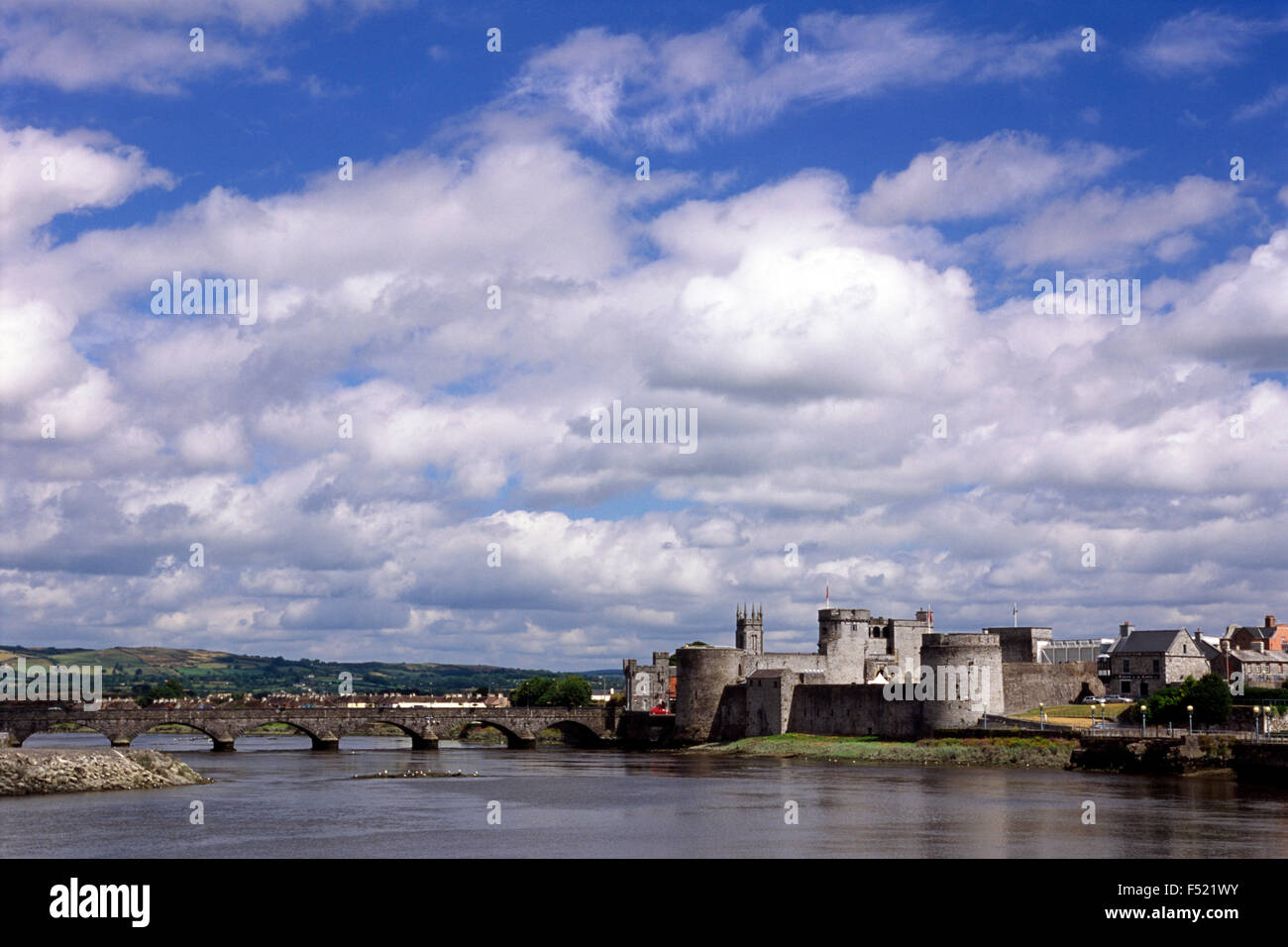 Ireland, Limerick, Shannon river and castle Stock Photo - Alamy