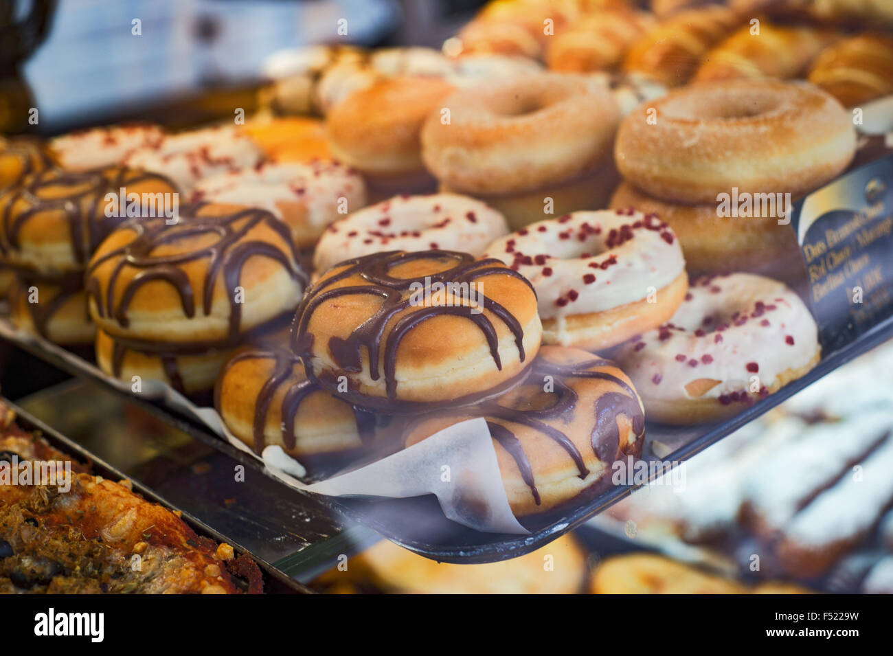 Bakery window display hi-res stock photography and images - Alamy