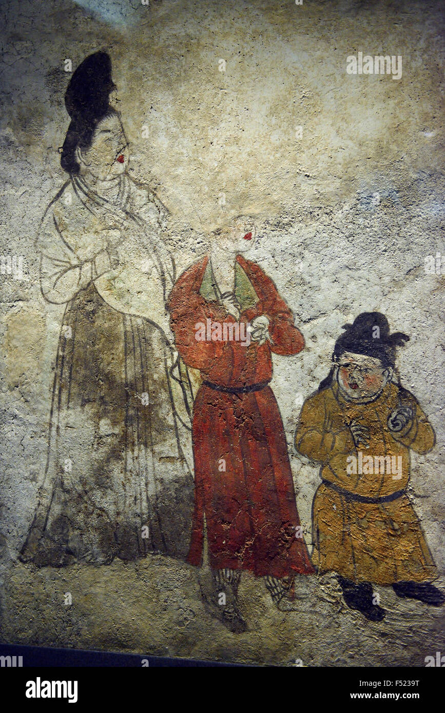Female Attendant and Dwarf. Tang Dynasty tomb murals. Shanxi Museum in Xi'an, China Stock Photo ...