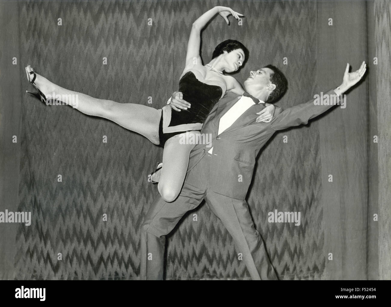 Couple dance on stage hi-res stock photography and images - Alamy