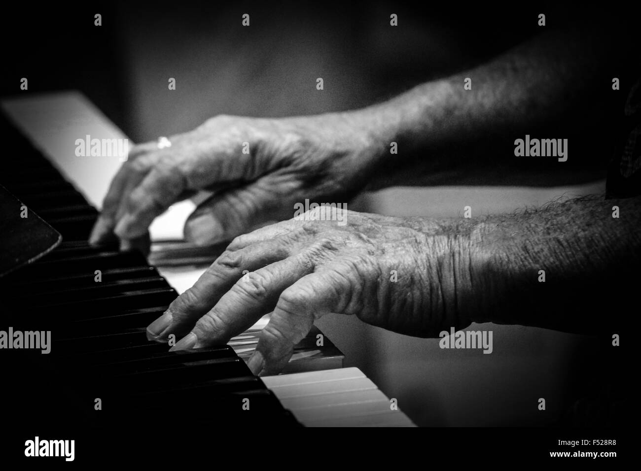 Old mans hands hi-res stock photography and images - Alamy