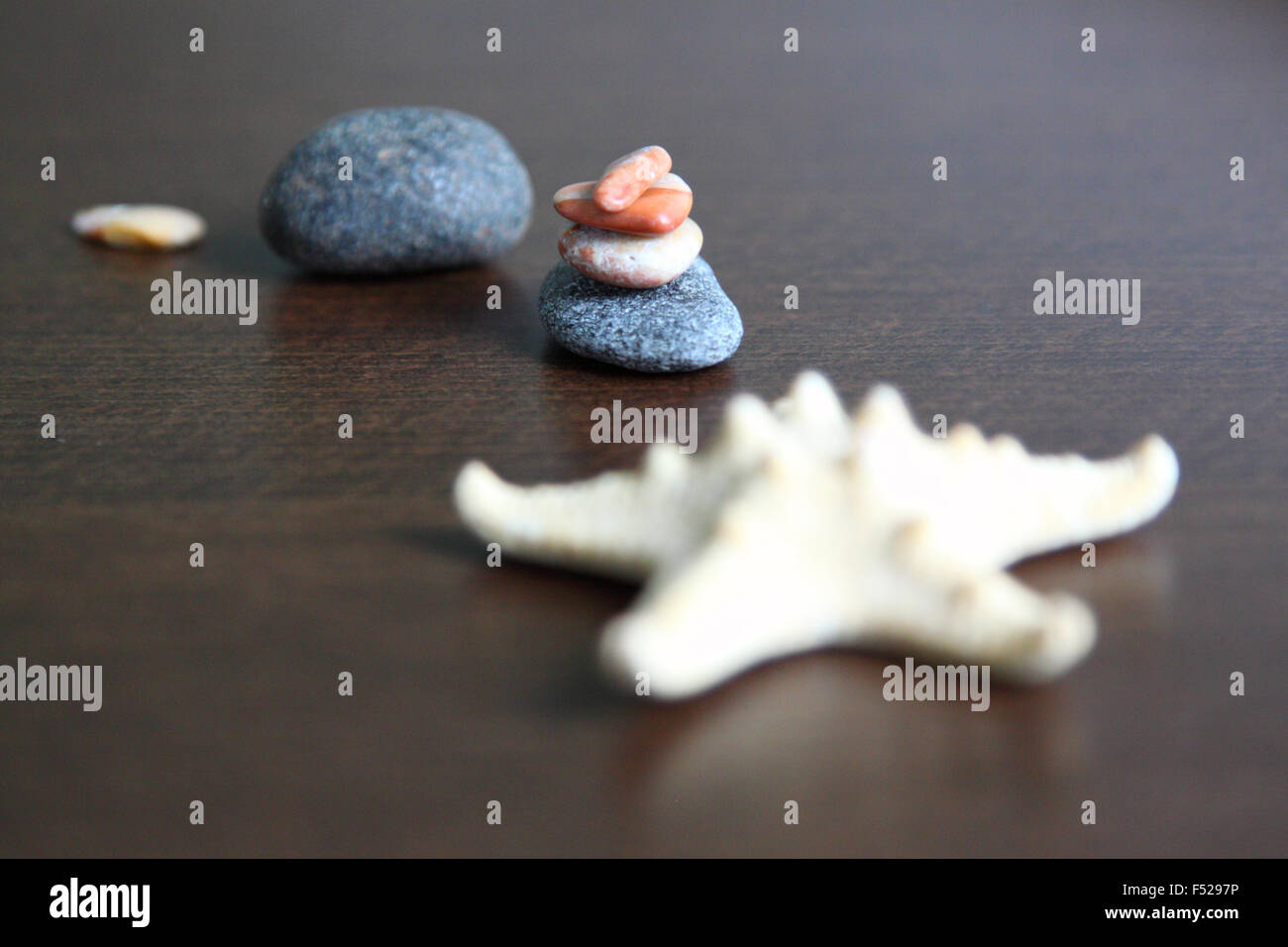 Starfish and pebbles Stock Photo - Alamy