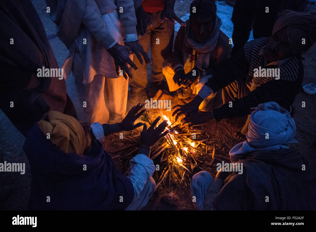 Campfire circle hi-res stock photography and images - Alamy