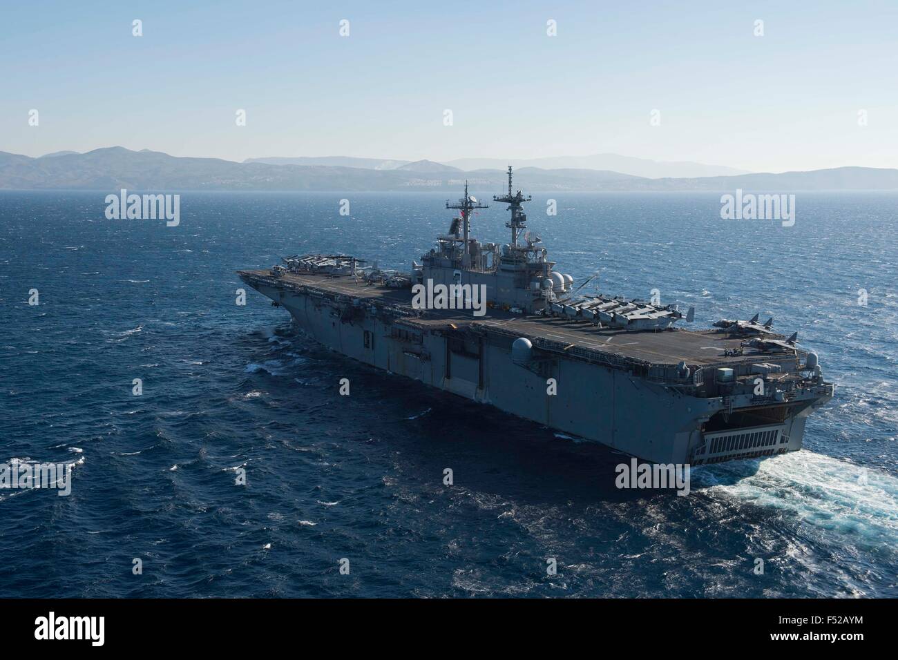 The U.S. Navy amphibious assault ship USS Kearsarge underway during ...