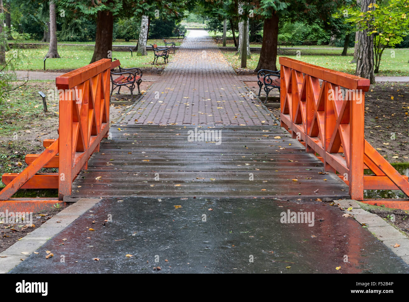 Countryside landscape. Bench and bridge over the stream Stock Photo - Alamy