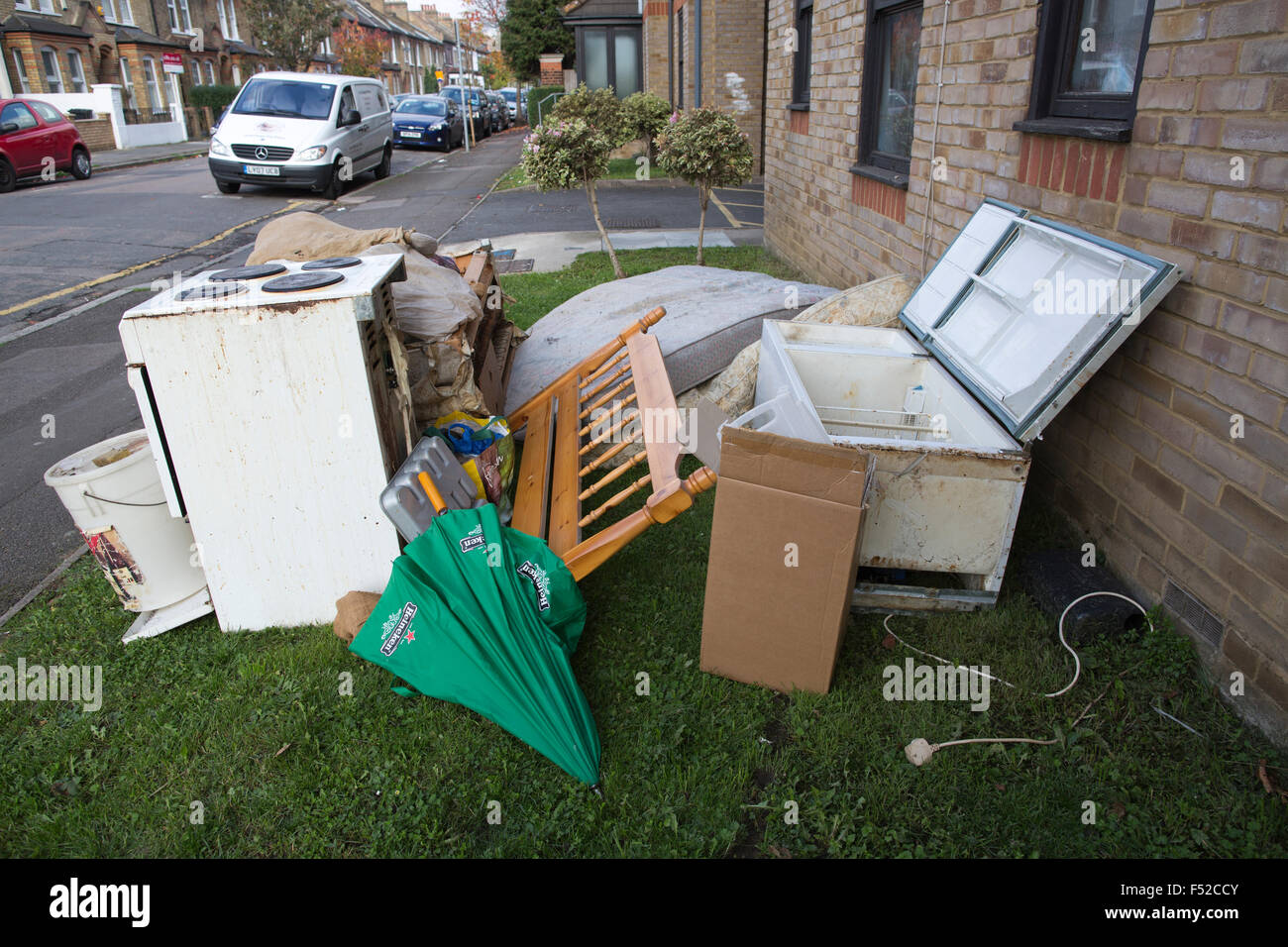 Fly tipped mattress hi-res stock photography and images - Alamy