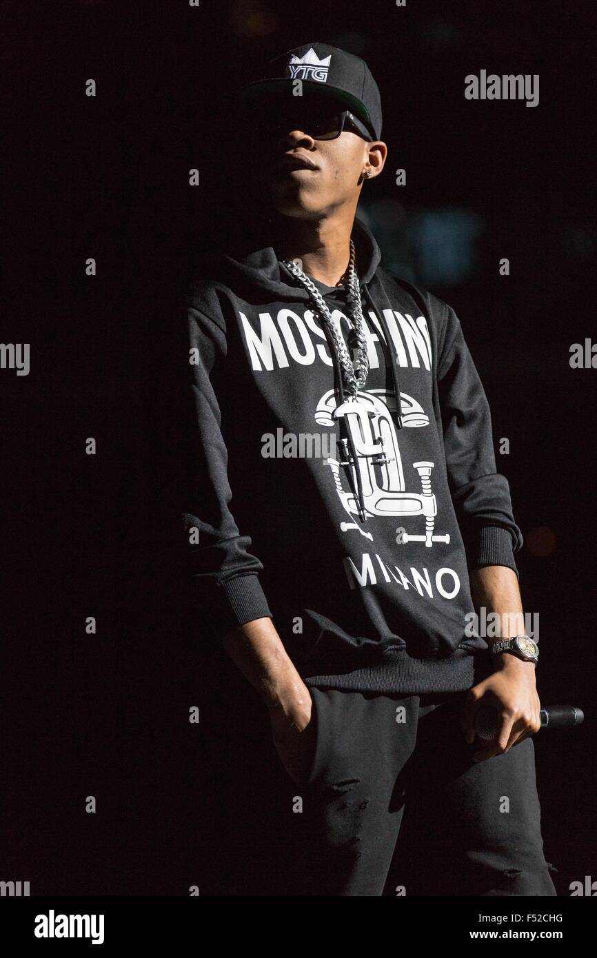 Chicago, Illinois, USA. 25th Oct, 2015. Singer BRYSHERE YAZSHAWN GRAY ...