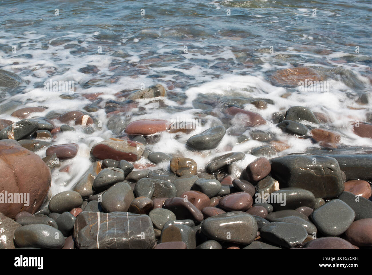 Wave washed pebbles hi-res stock photography and images - Alamy