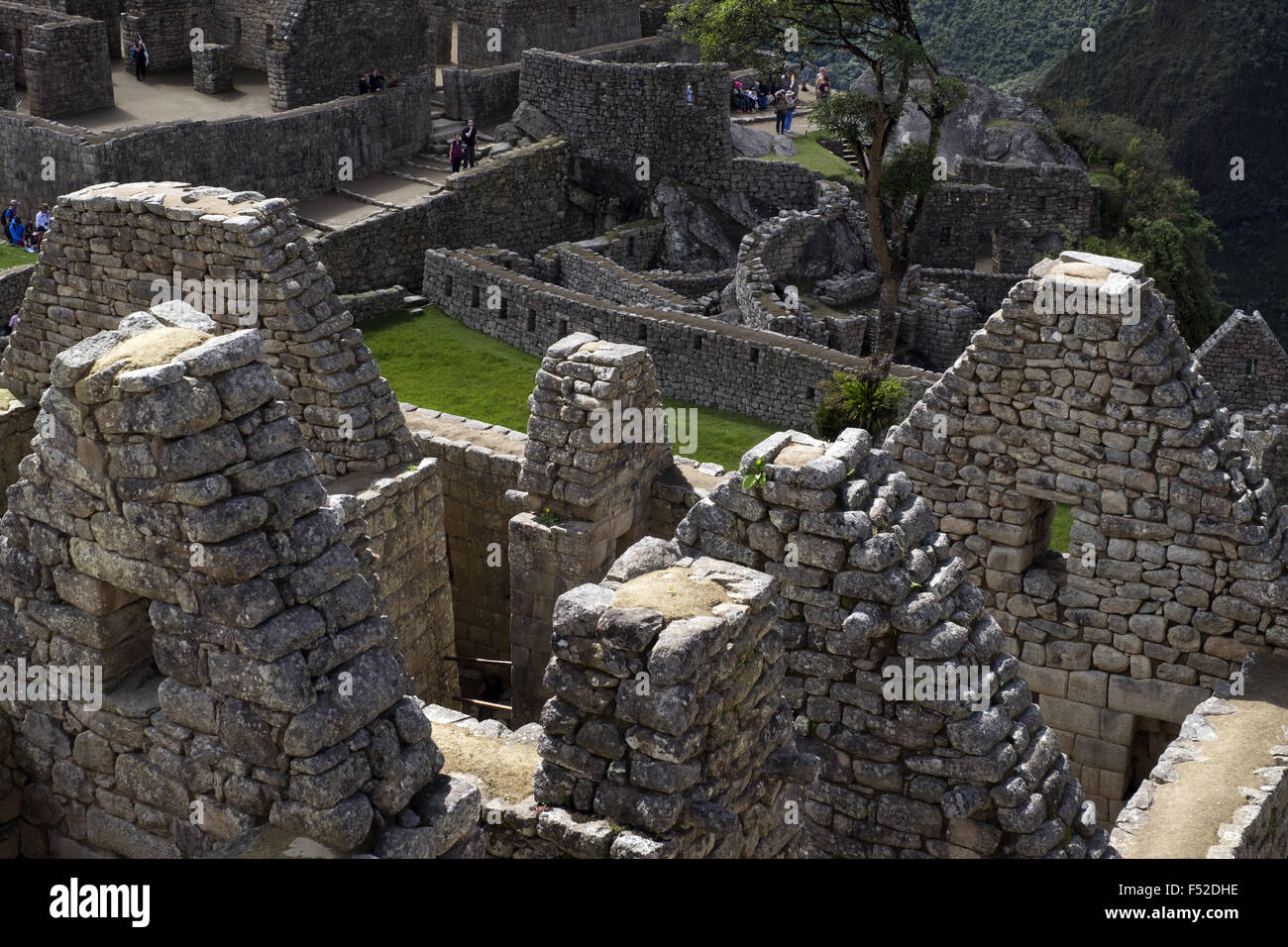 Building on terraces facing the main square of Machu Picchu Stock Photo ...