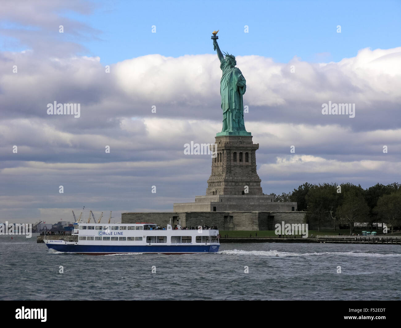 The Statue of Liberty and Circle Line ship, New York, USA Stock Photo ...