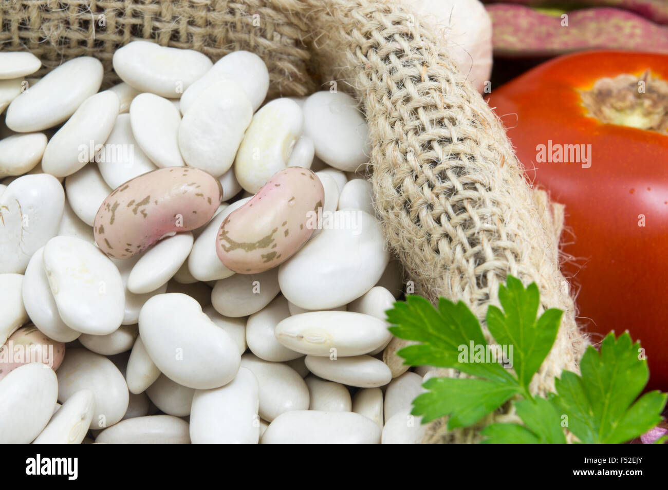 White kidney beans hi-res stock photography and images - Alamy