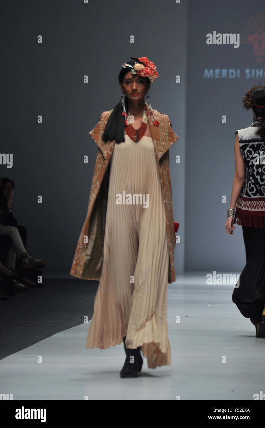 Jakarta, Indonesia. 26th Oct, 2015. A model wears design of Merdi ...
