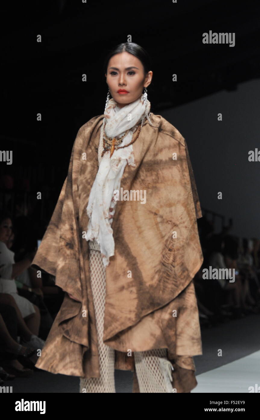 Jakarta, Indonesia. 26th Oct, 2015. A model wears design of Merdi ...