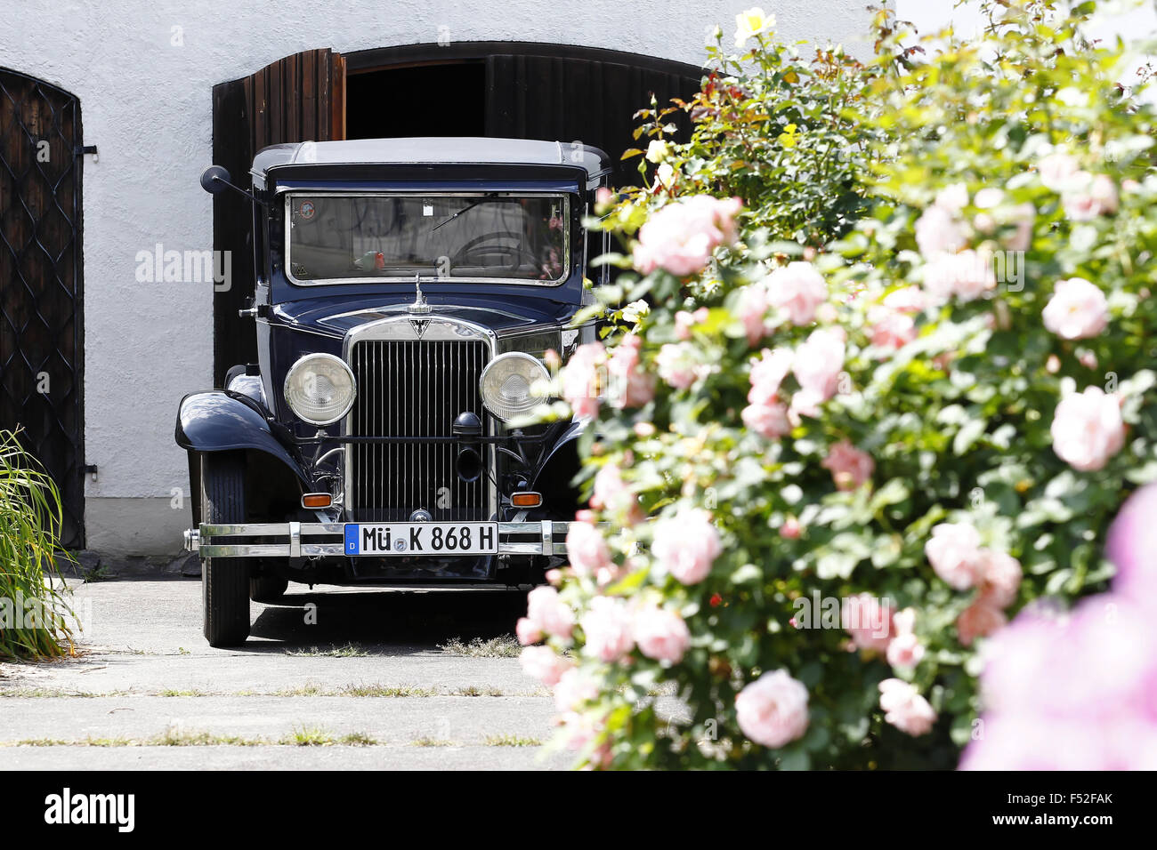 Vintage car garage hi-res stock photography and images - Alamy