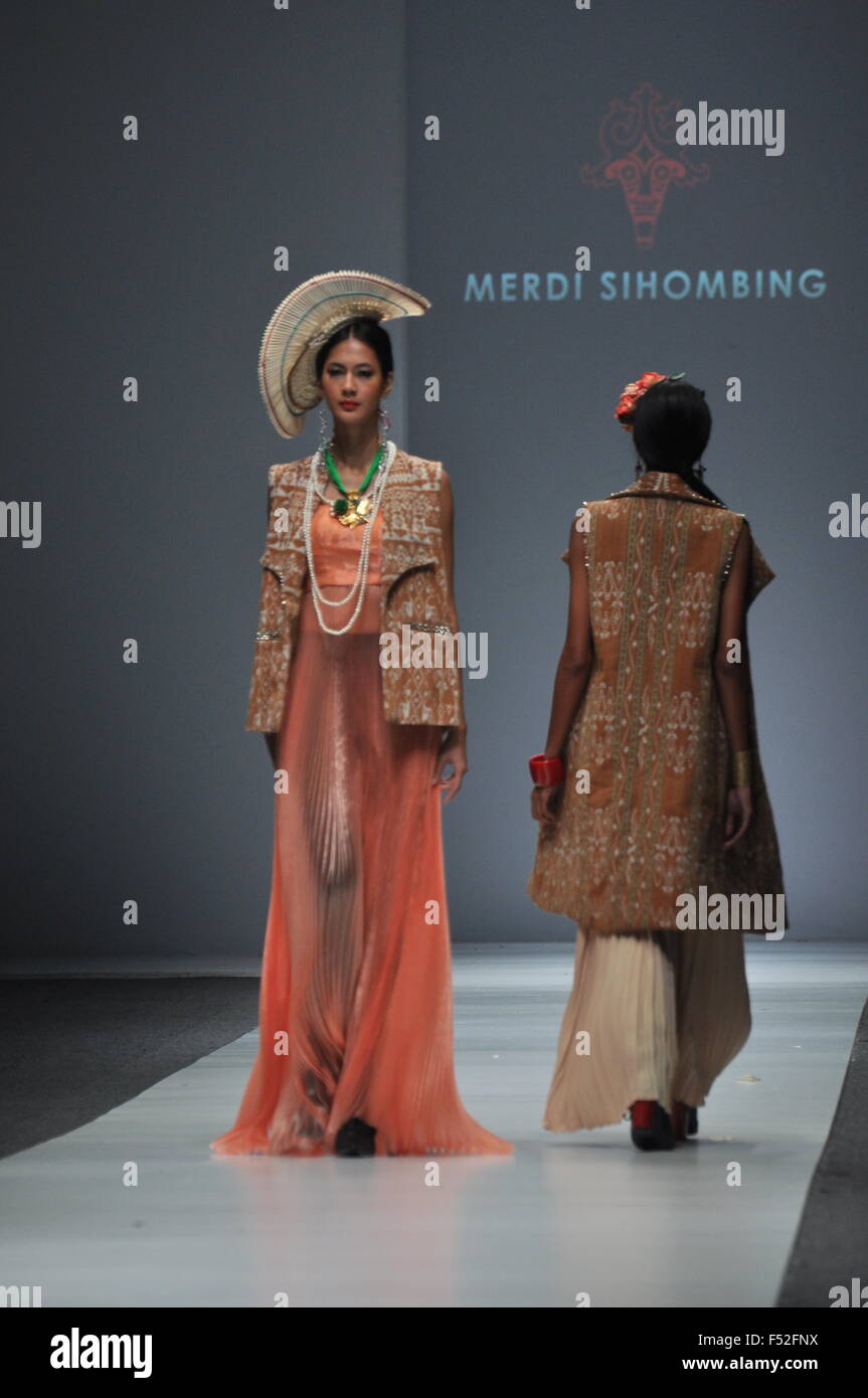 Jakarta, Indonesia. 26th Oct, 2015. A model wears design of Merdi ...