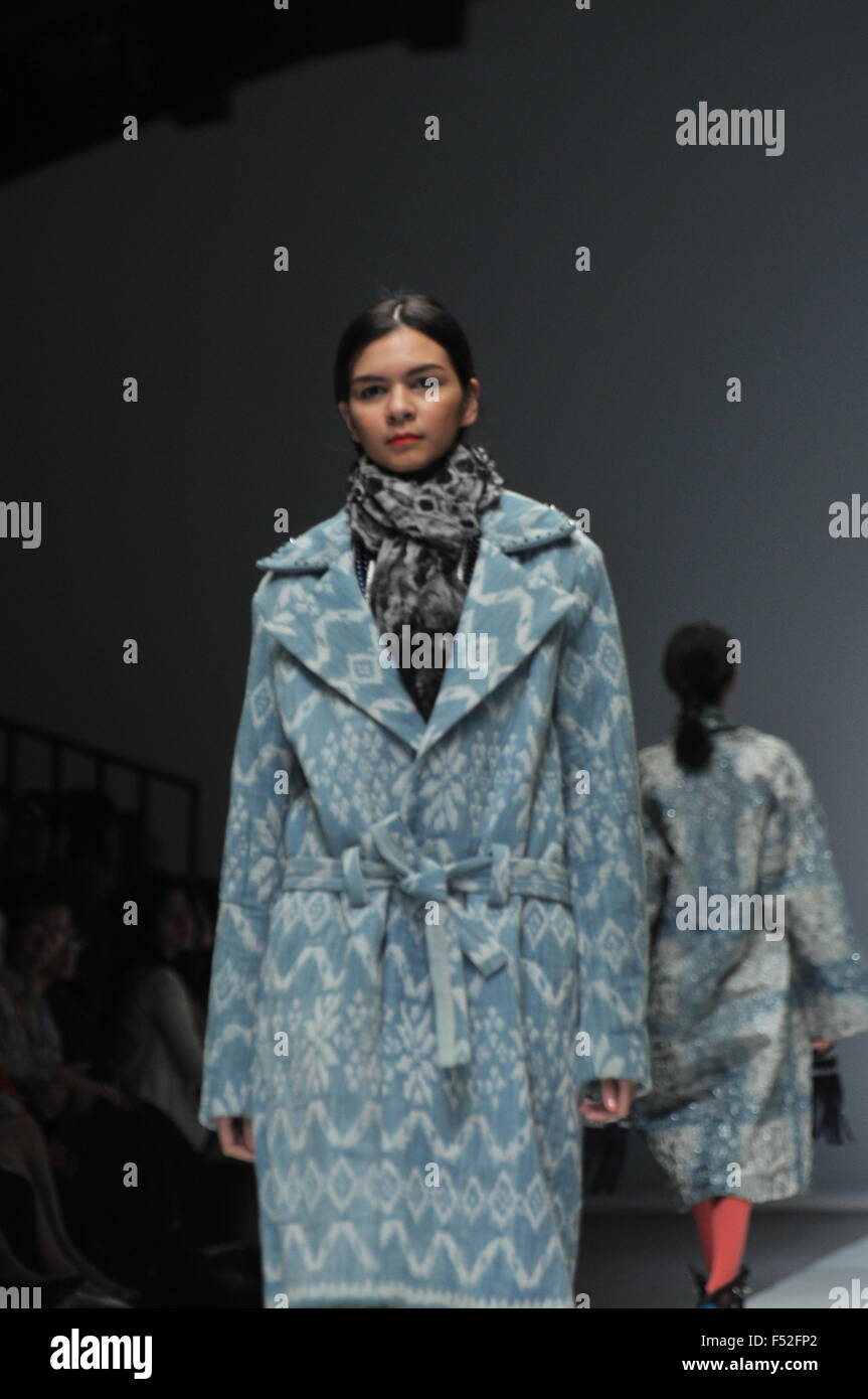 Jakarta, Indonesia. 26th Oct, 2015. A model wears design of Merdi ...