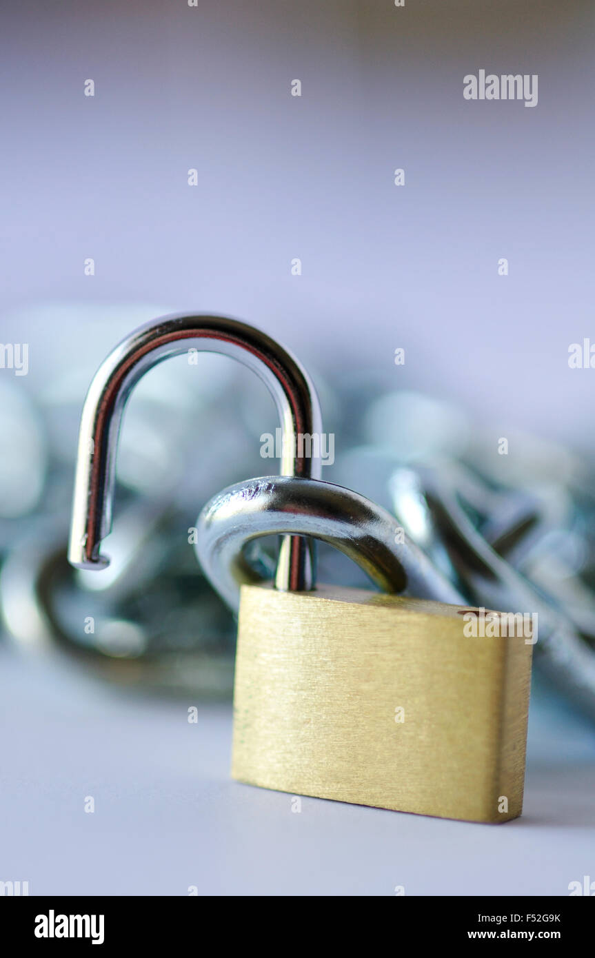 Chain link break hi-res stock photography and images - Alamy