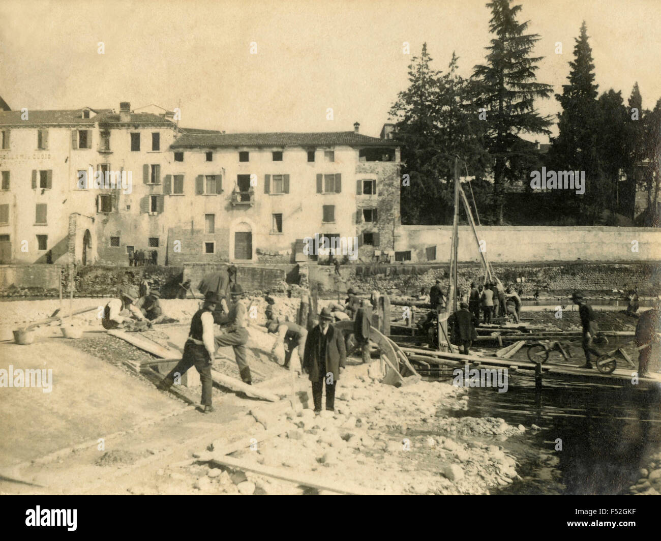 Bridge construction workers hi-res stock photography and images - Alamy
