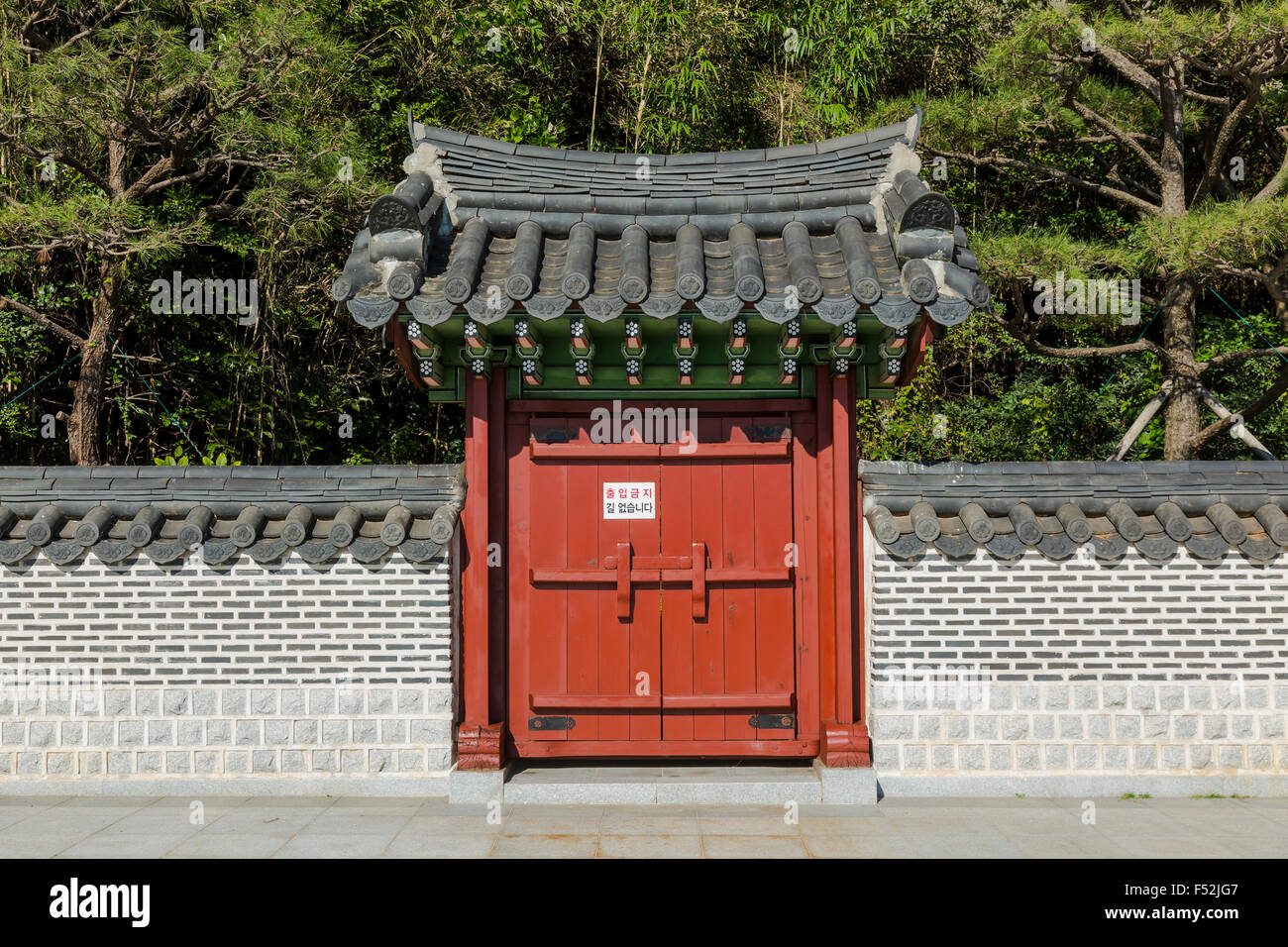 Korean Traditional Gate Stock Photo - Alamy