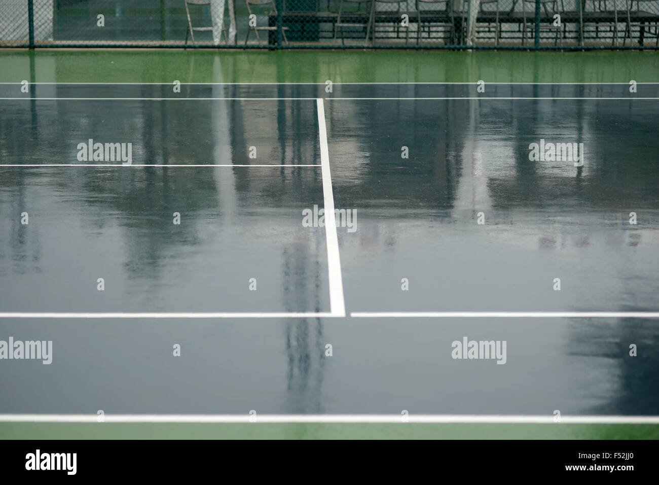Wet tennis court hi-res stock photography and images - Alamy