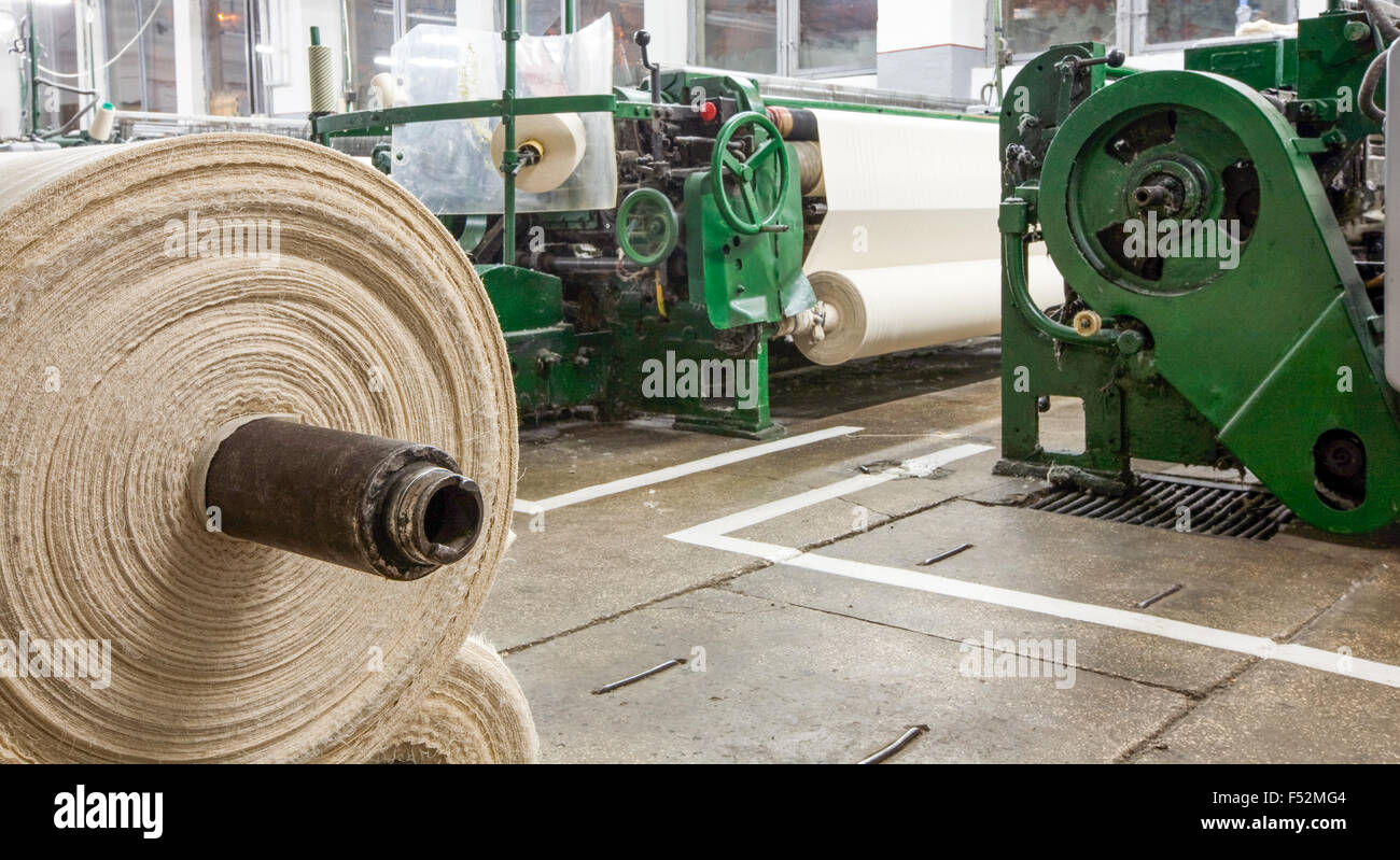 Textile looms weaving cotton yarn hi-res stock photography and images ...