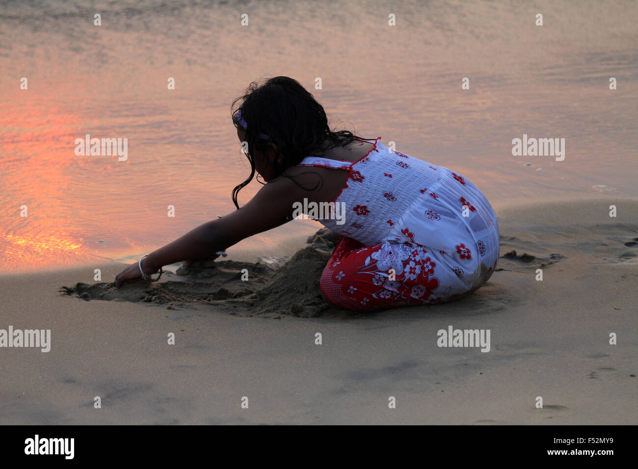 Girl making sand castle Stock Photo - Alamy