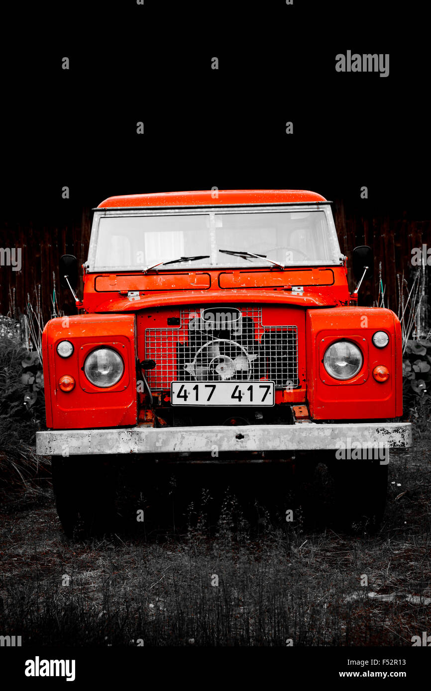 Red range rover hi-res stock photography and images - Alamy