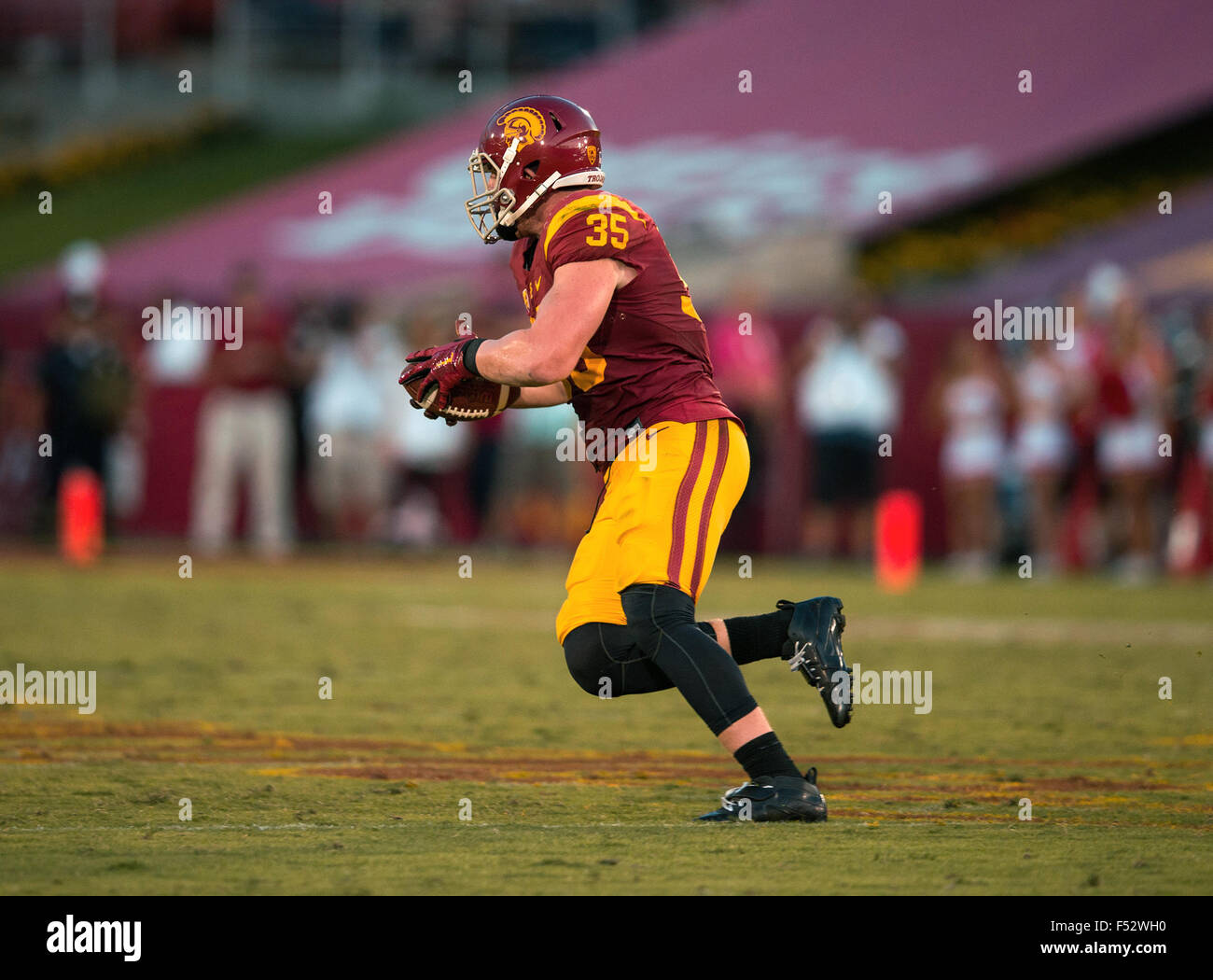 Los Angeles, CA, USA. 24th Oct, 2015. USC linebacker (35) Cameron Smith ...