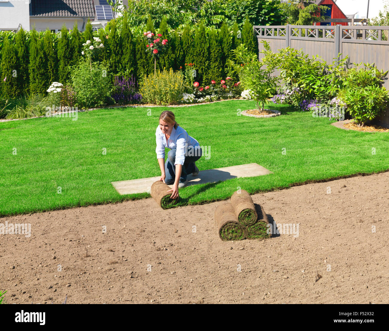 turf, lay, garden, woman, lawn, roll out Stock Photo - Alamy