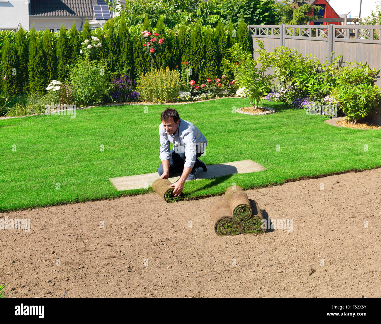 turf, lay, garden, man, lawns, roll out Stock Photo - Alamy