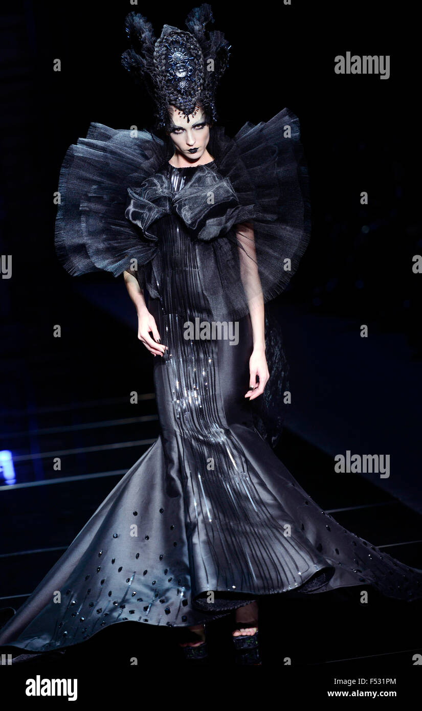 Beijing, China. 26th Oct, 2015. A model displays the color make-up ...