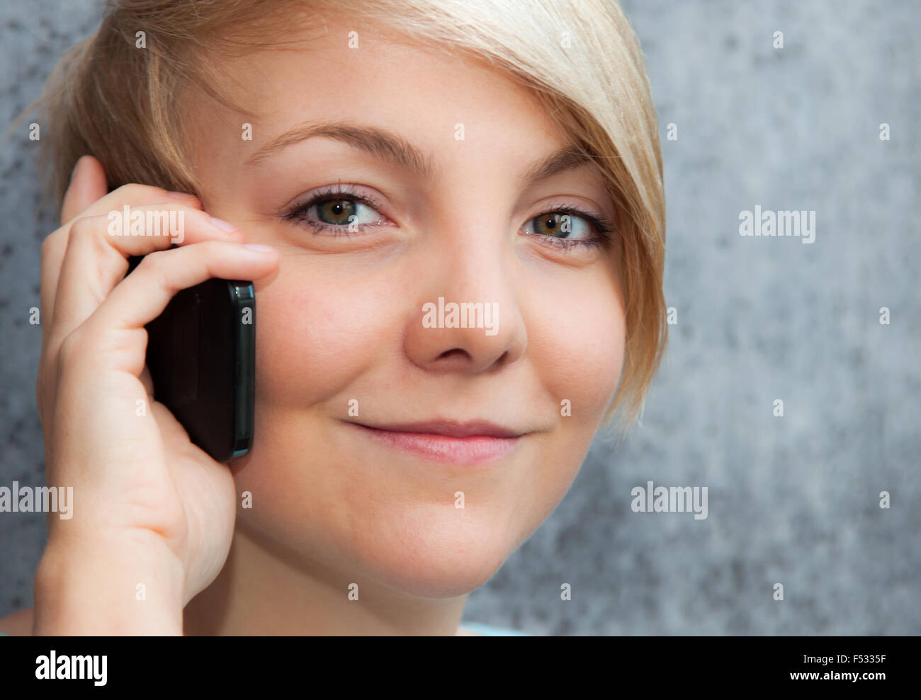 Attractive teenage girl using smart phone Stock Photo - Alamy