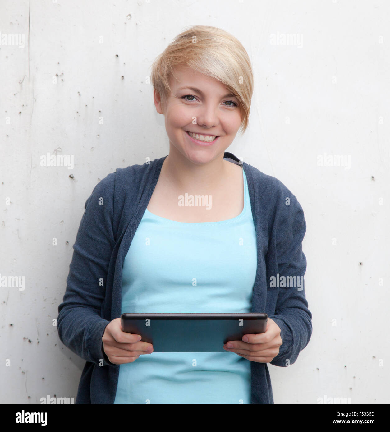 Attractive teenage girl using tablet device Stock Photo - Alamy Attractive teenage girl using tablet device Stock Photo - Alamy