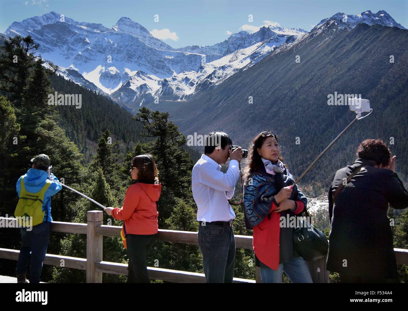 Aba, China's Sichuan Province. 25th Oct, 2015. Tourists take photos at ...