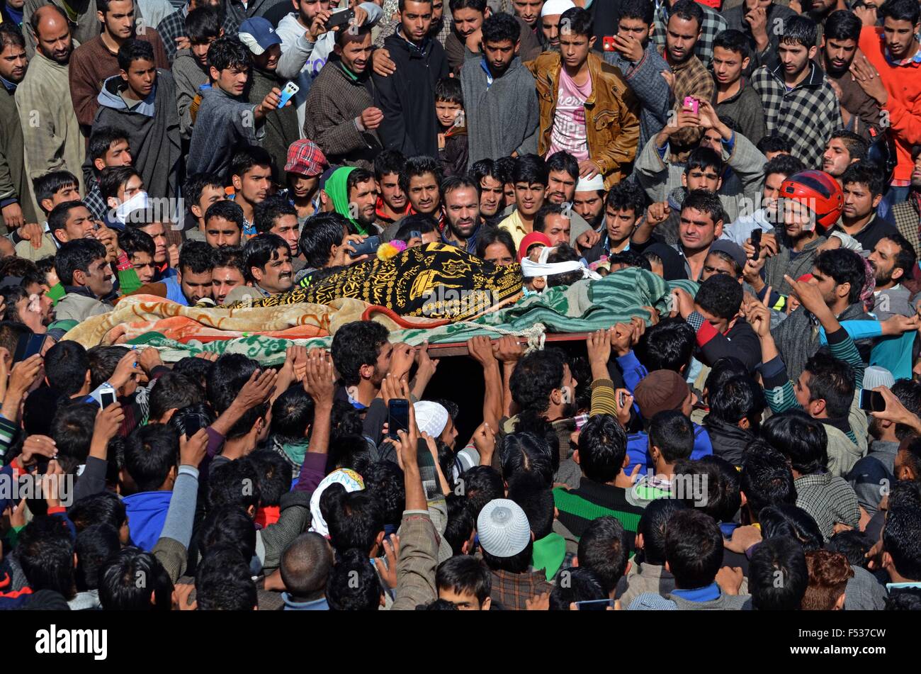 India. 27th Oct, 2015. (EDITORS NOTE: Image depicts death.) Kashmiri ...