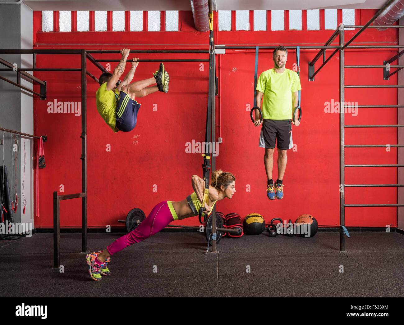People in a gym doing Crossfit exercises Stock Photo - Alamy