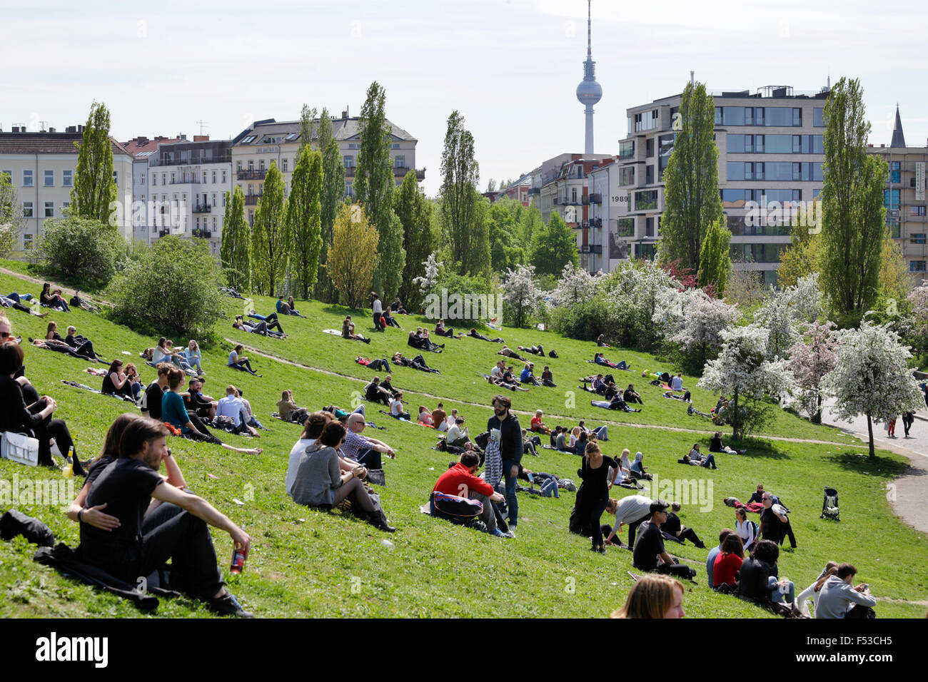 03.05.2015, Berlin, Berlin, Germany - Visitors in the Mauerpark in ...
