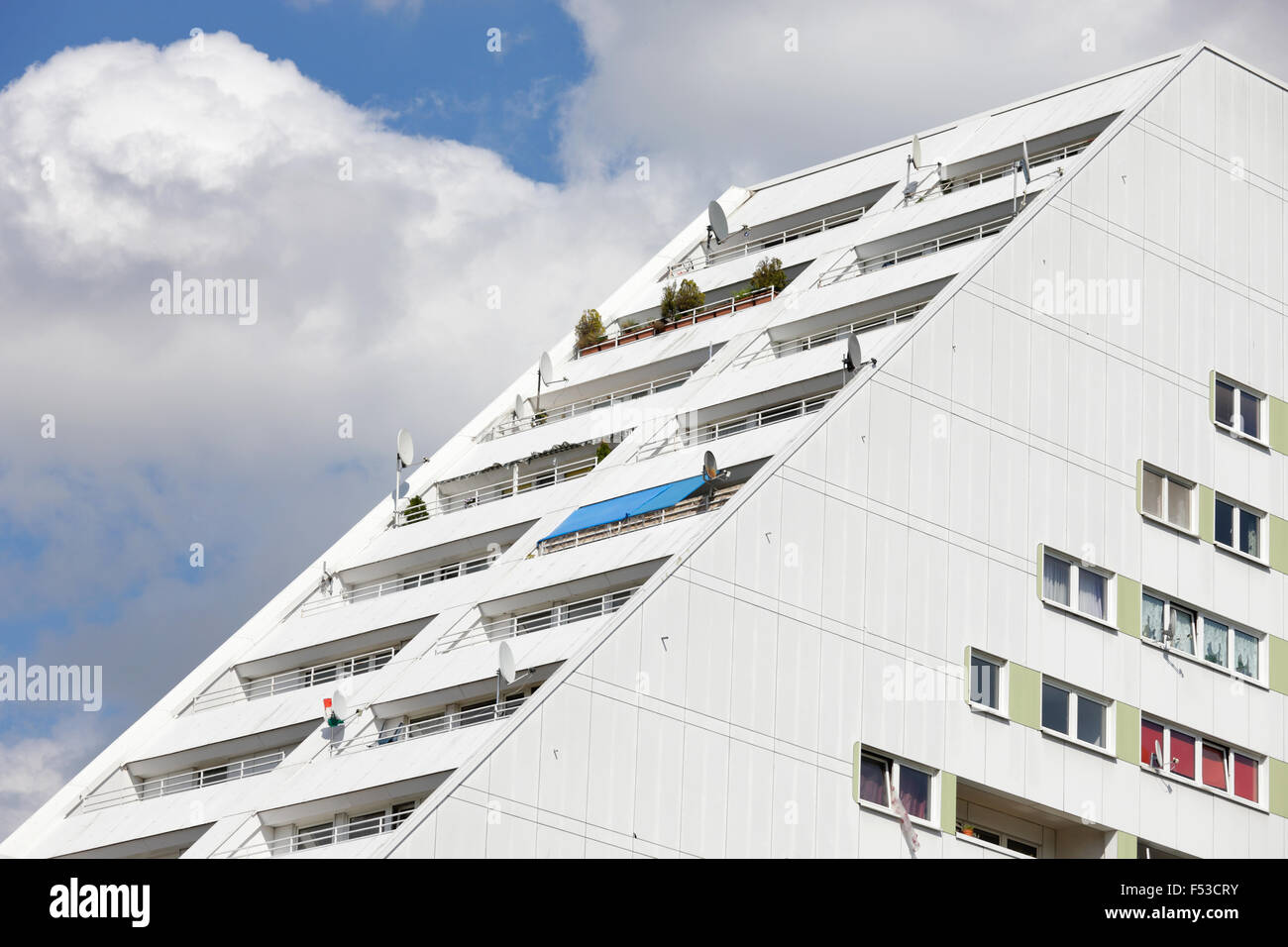 Staggered housing hi-res stock photography and images - Alamy