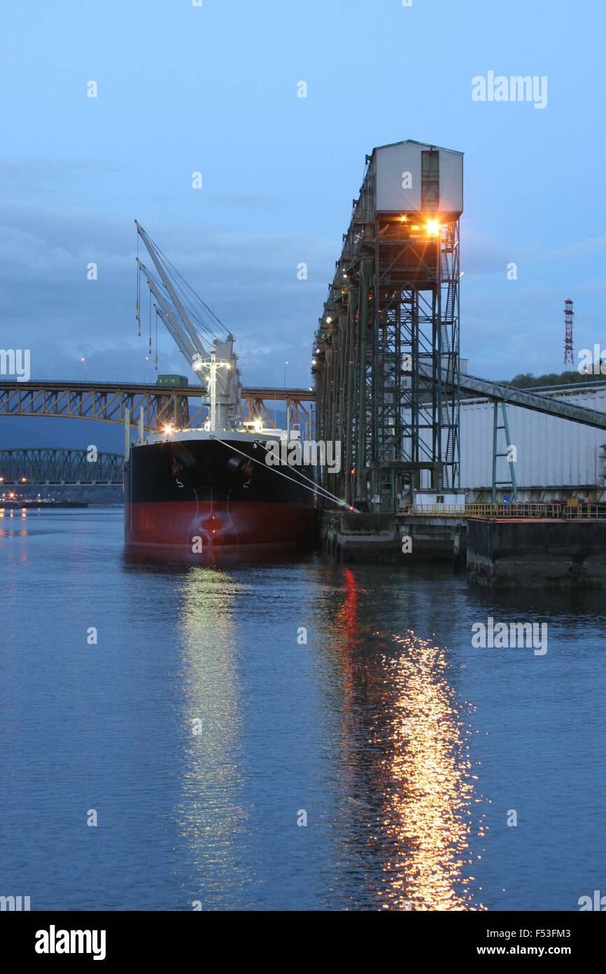 Ship at dock hi-res stock photography and images - Alamy